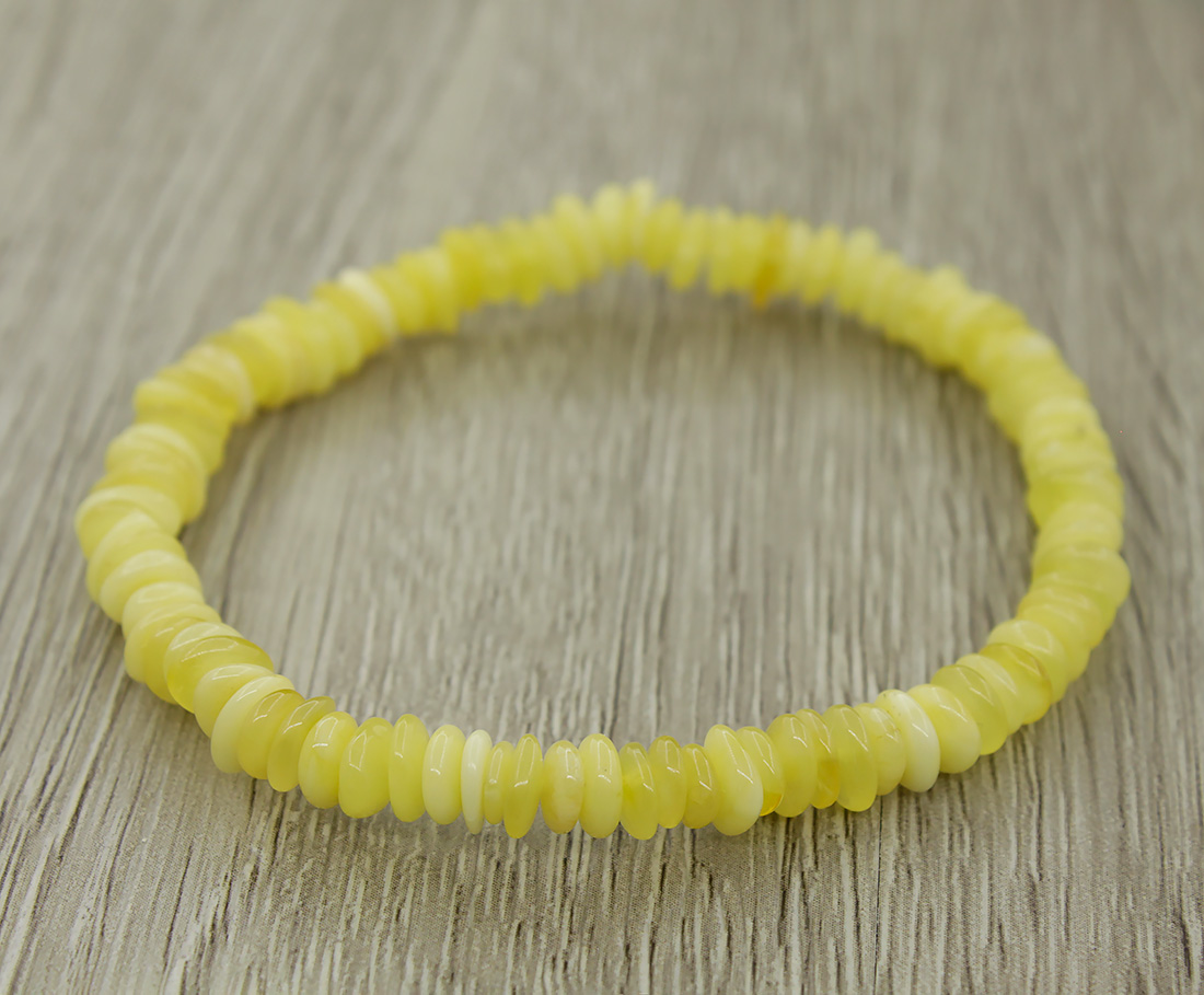 Янтарь молочный, галька плоская овальная, браслет длиной 18см